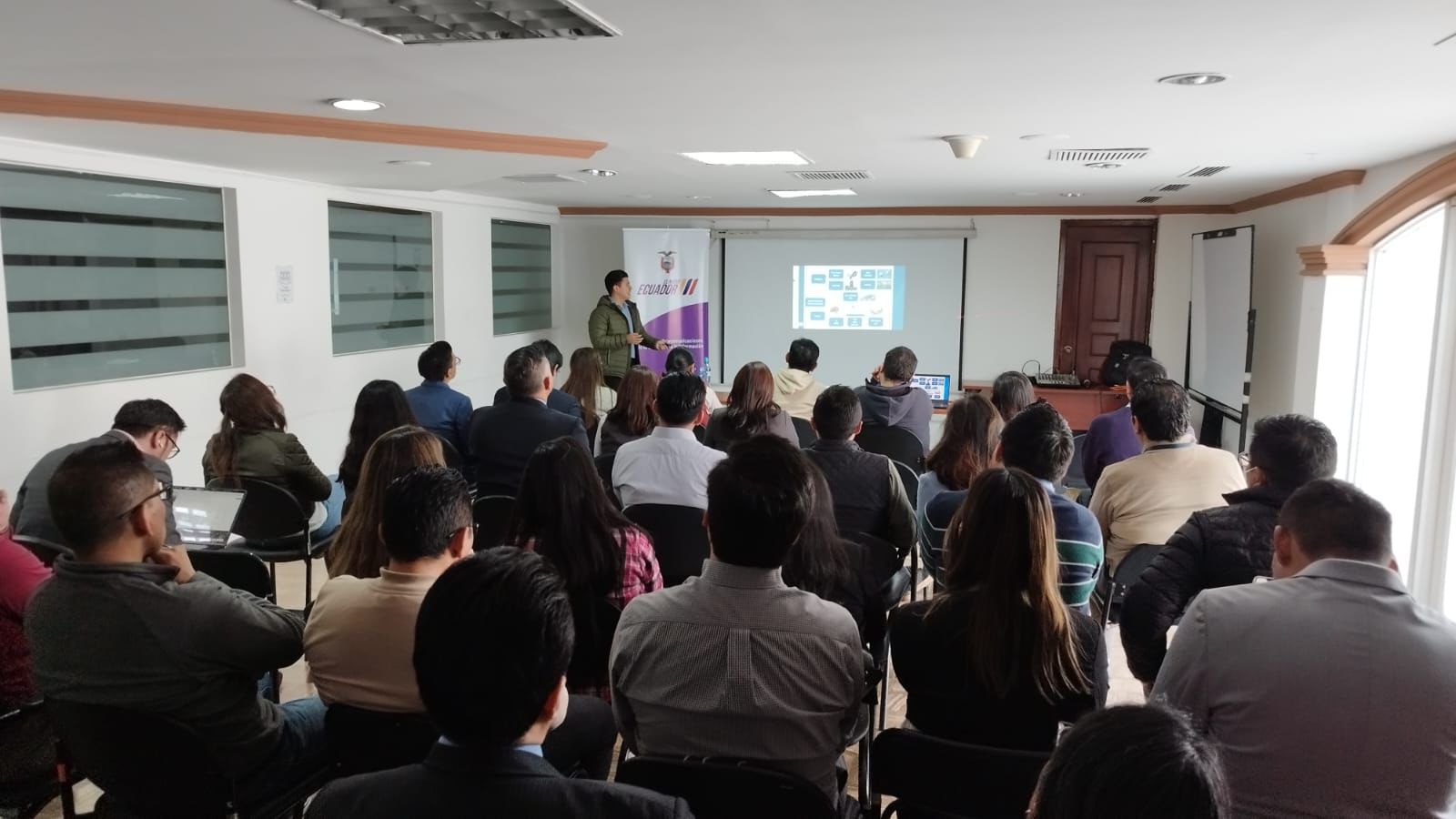 Académico Pablo Palacios presentó ponencia sobre 6G en charla realizada ...